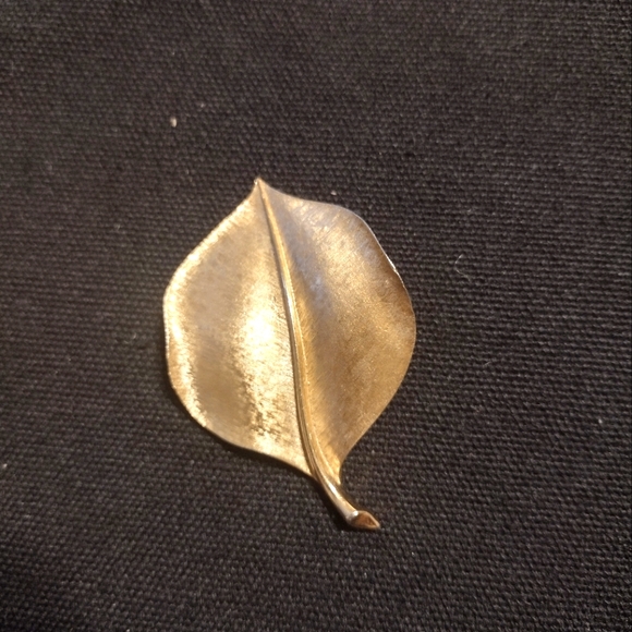 Trifari | Jewelry | Vintage Trifari Gold Tone Leaf Brooch | Poshmark